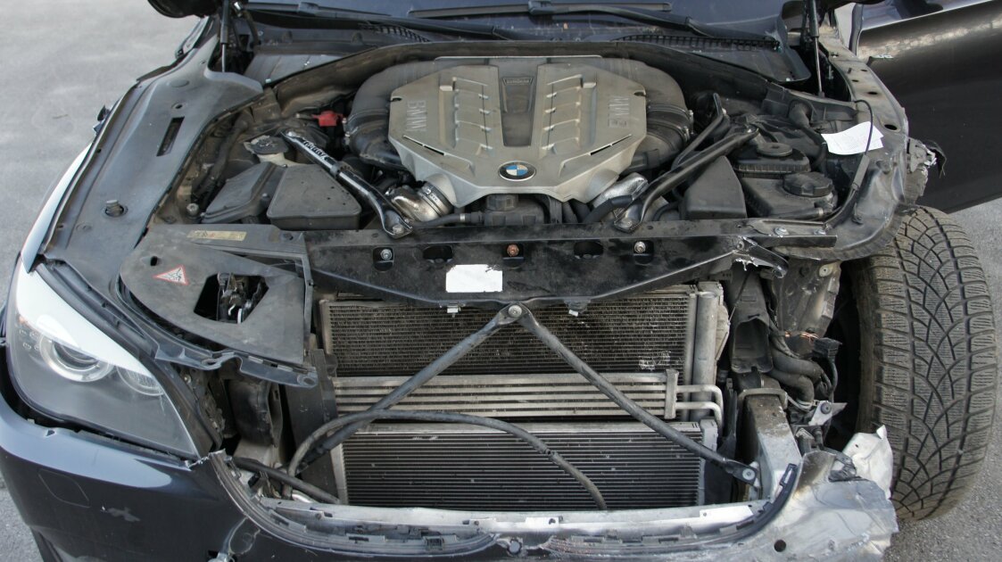 Short Engine N63B44A. 1 x Engine block with piston, 1 x OIL PAN UPPER ...